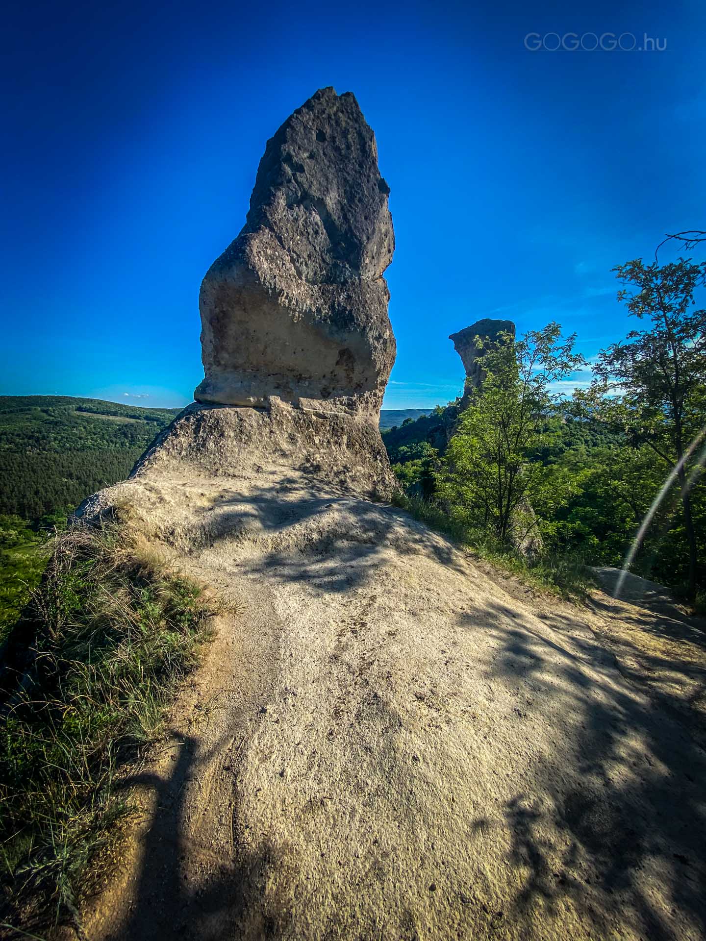 Barát és Apáca-sziklák, Törökasztal a Siroki vár mellett – GOGOGO.hu