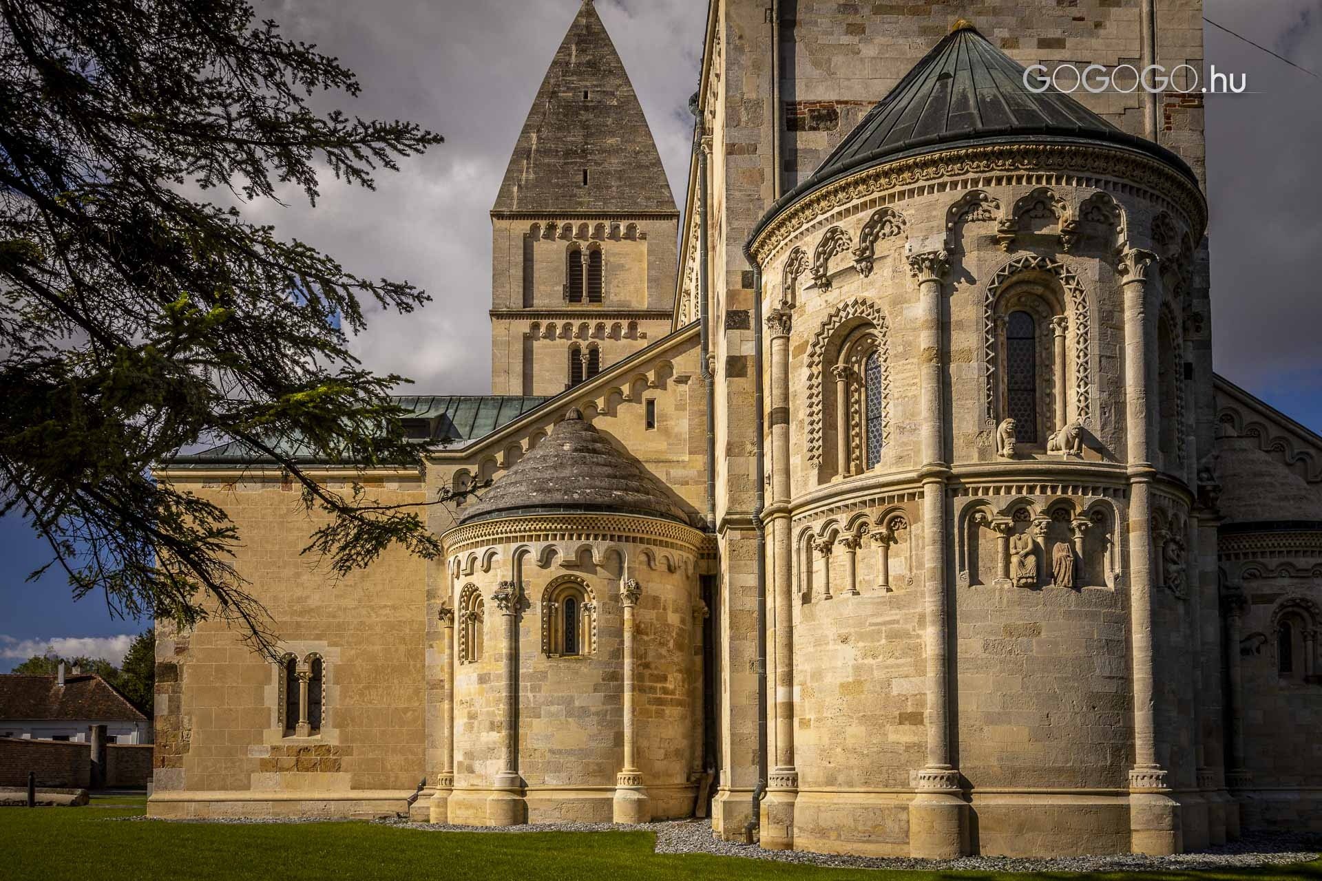 Magyarország legkiemelkedőbb román kori alkotása – Ják 1. rész – GOGOGO.hu