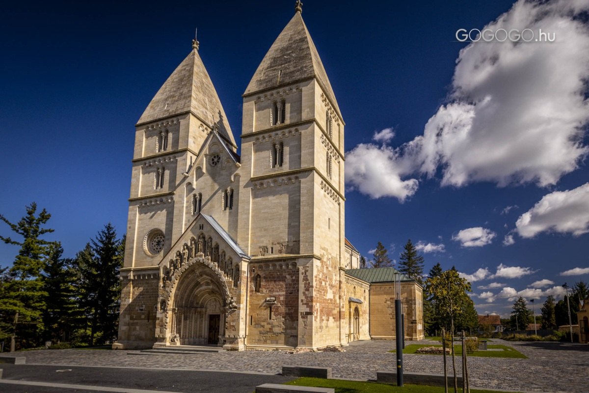 Magyarország legkiemelkedőbb román kori alkotása – Ják 1. rész – GOGOGO.hu