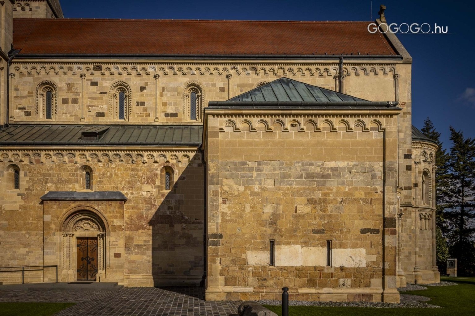 Magyarország legkiemelkedőbb román kori alkotása – Ják 1. rész – GOGOGO.hu